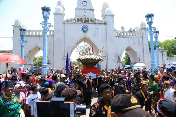 Tradisi Nyirih Saat Gamelan Ditabuh Ketika Sekaten Di Keraton Solo ...