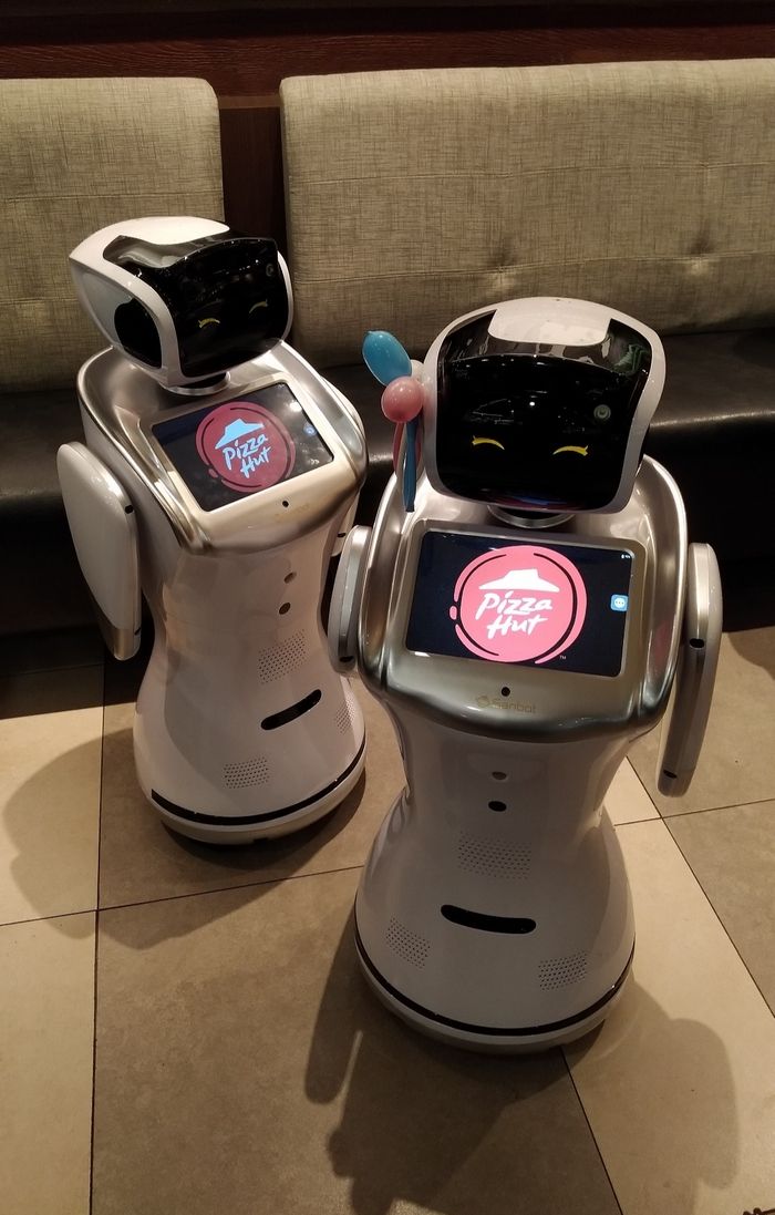 Ada Robot Pelayan Yang Canggih di Pizza Hut Jakarta, Bisa Nyanyi Loh