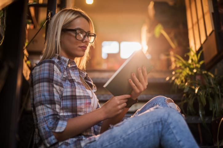 Ini 3 Cara Mengatasi dan Pengobatan Rabun Dekat atau Mata Plus - Parapuan