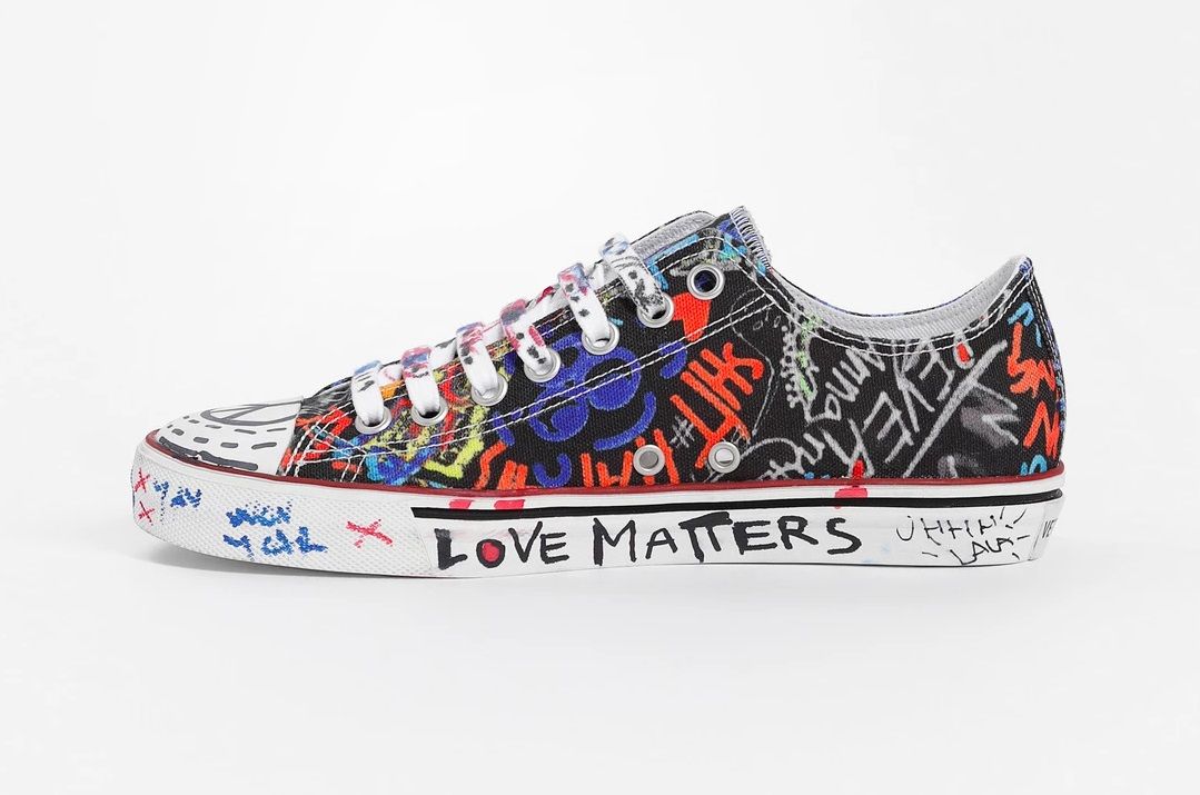 Keren! Vetements Luncurkan Koleksi Sepatu Desain Coretan Graffiti