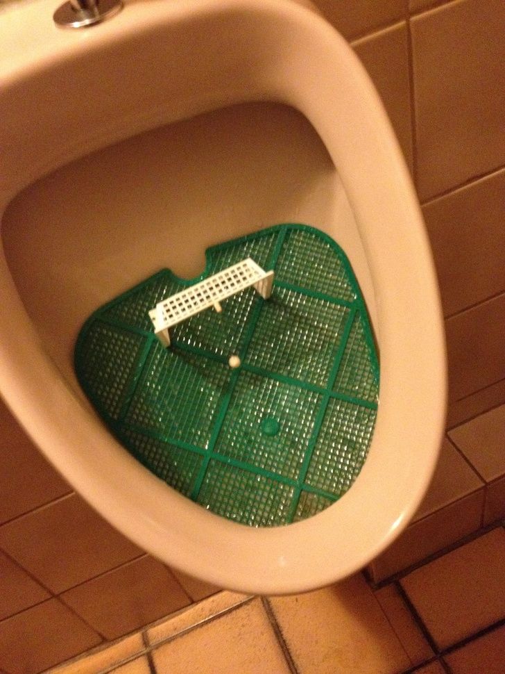 7 Toilet Cowok Unik di Berbagai Negara. Ada yang Dilengkapi Mikroskop ...