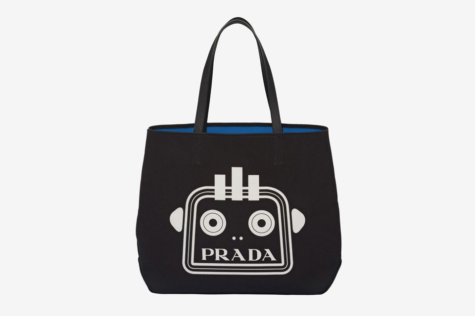 Prada Rilis Totebag Seharga Belasan Juta Rupiah, Tapi Emang Keren Sih