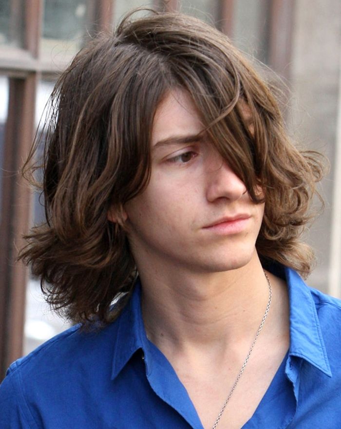 5 Gaya Rambut Unik Ala Alex Turner Ini Bisa Kita Jadiin Referensi