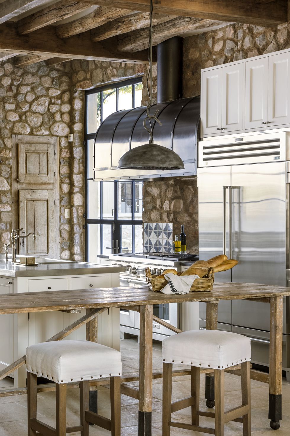 Contek 5 Inspirasi Ruang Rustic yang Identik dengan Tekstur Kasar ...