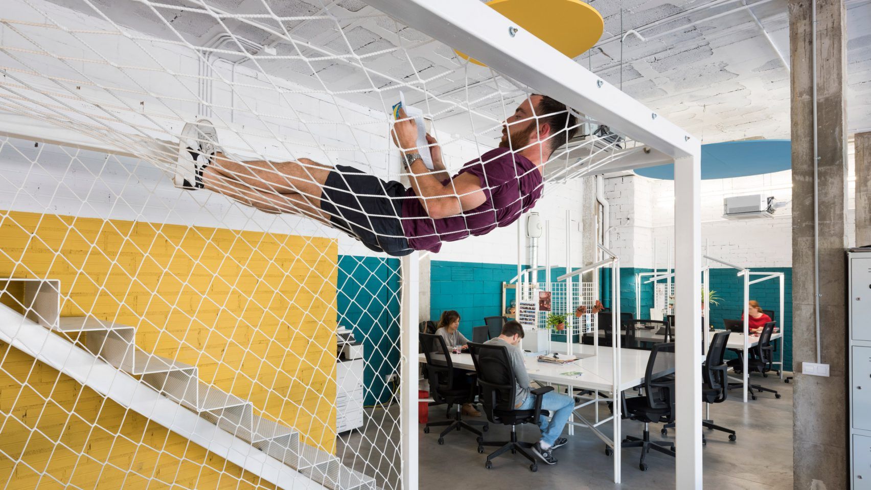 Desain Co-working Space Ini Tawarkan Solusi Furnitur Fungsional