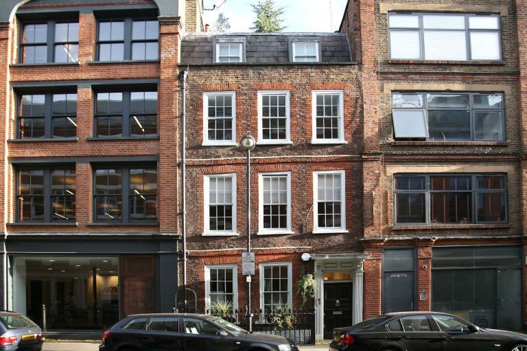 Unik! Rumah Ini Memiliki Kolam Renang Tersembunyi di Bawah Lantai Kaca