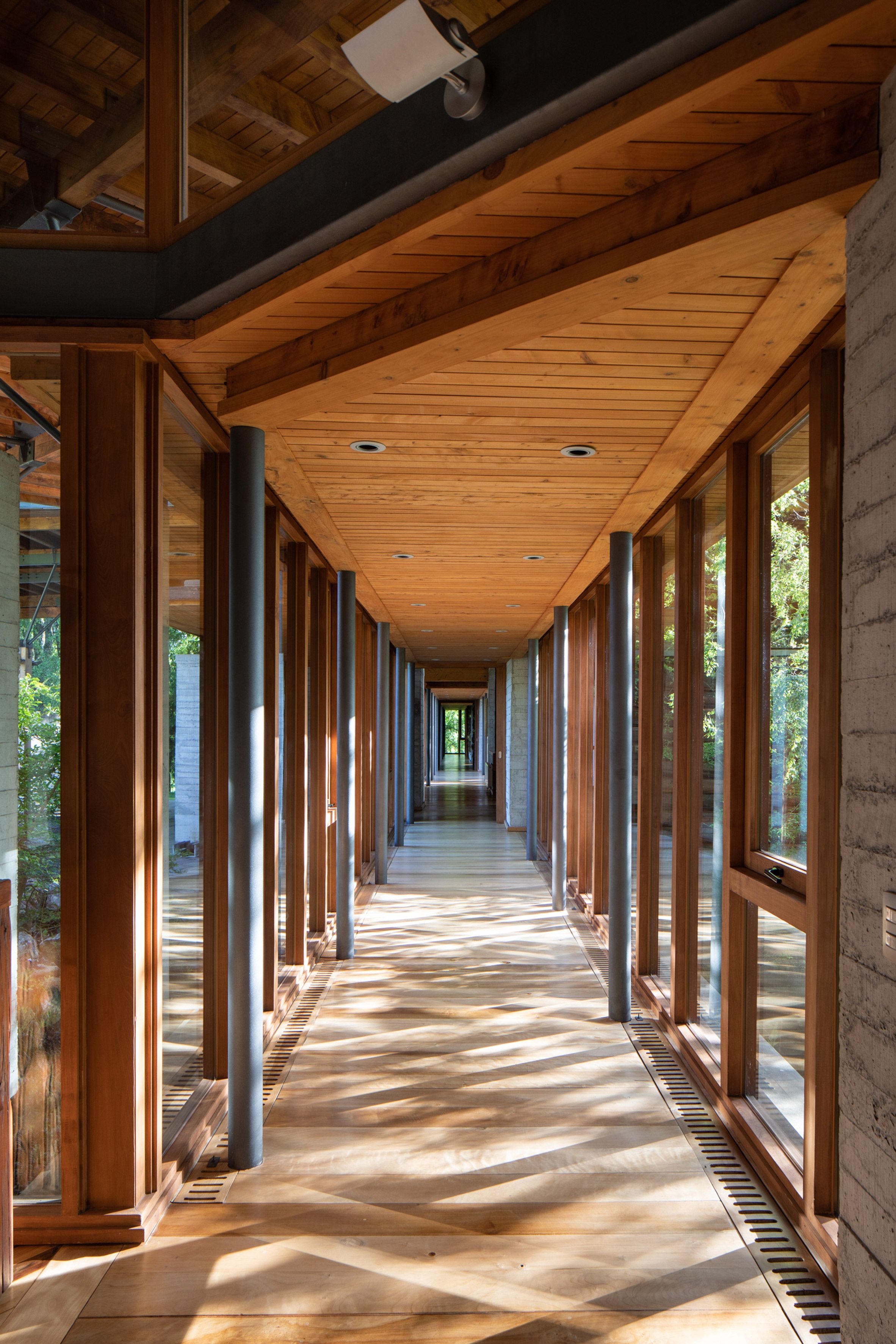 Dirancang Lebih Tinggi, Rumah ini Tawarkan Pemandangan Alam Sekitar ...