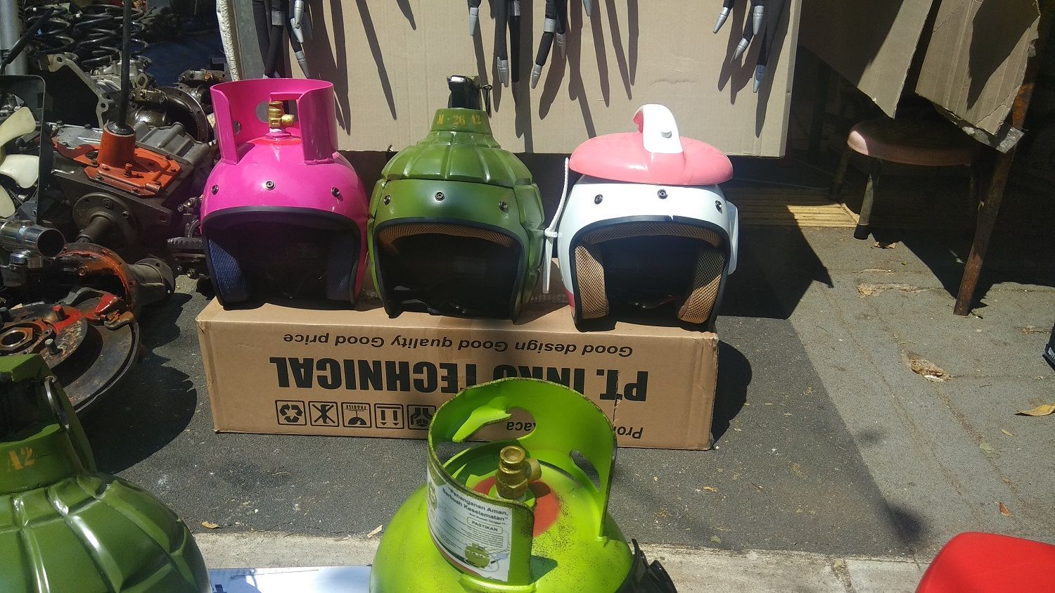 Unik nih, Ada Helm Berbentuk Rice Cooker, Granat Sampai Tabung Gas