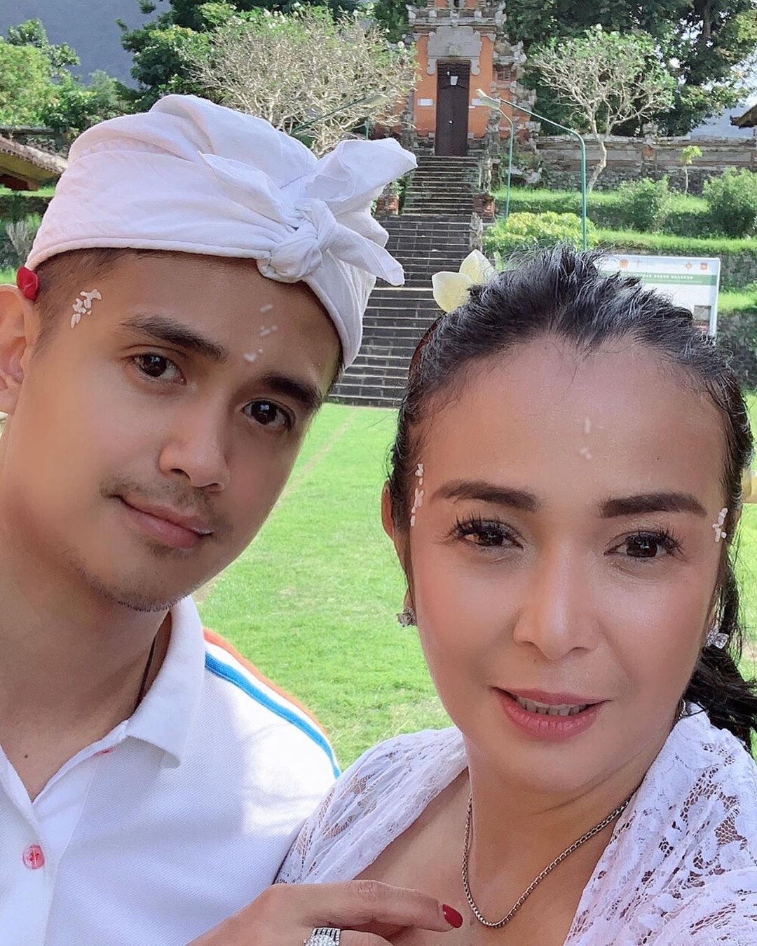 Selisih Usia 17 Tahun, Ini 7 Potret Romantis Jennifer Jill dan Ajun ...