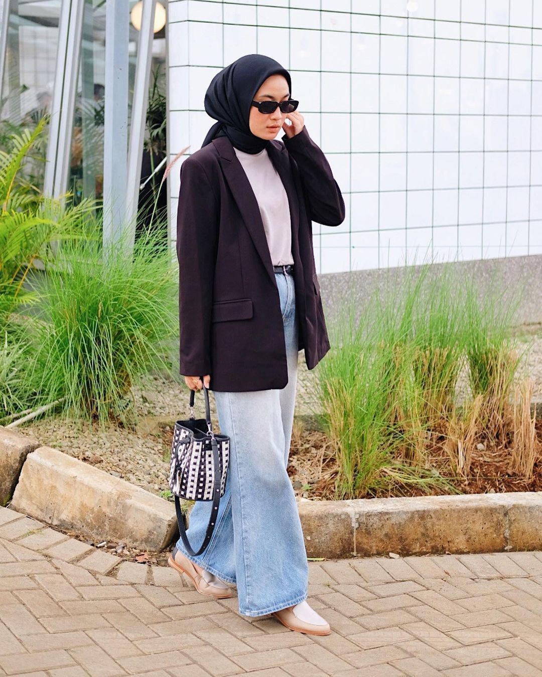 Inspirasi Styling Outfit Hijab Pakai Blazer Hitam Dari Selebgram Alifia ... Inspirasi Styling Outfit Hijab Pakai Blazer Hitam Dari Selebgram Alifia ...