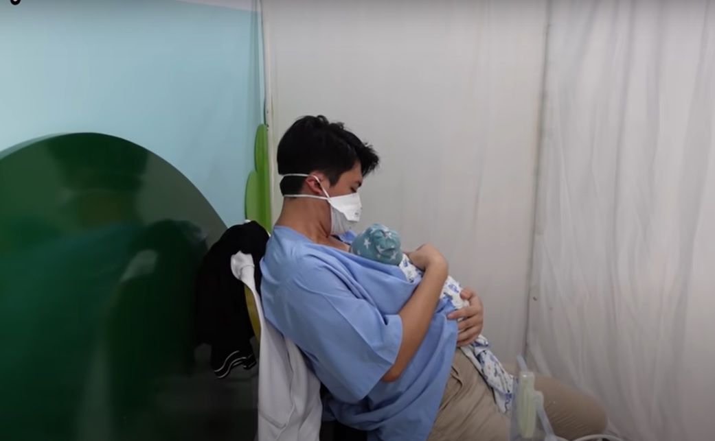 Manfaat Skin to Skin dengan Bayi yang Baru Lahir, seperti yang ...