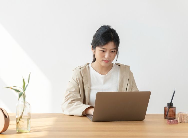 Selain Akuntan, 5 Profesi Ini Sesuai untuk Karakter Introvert - Parapuan