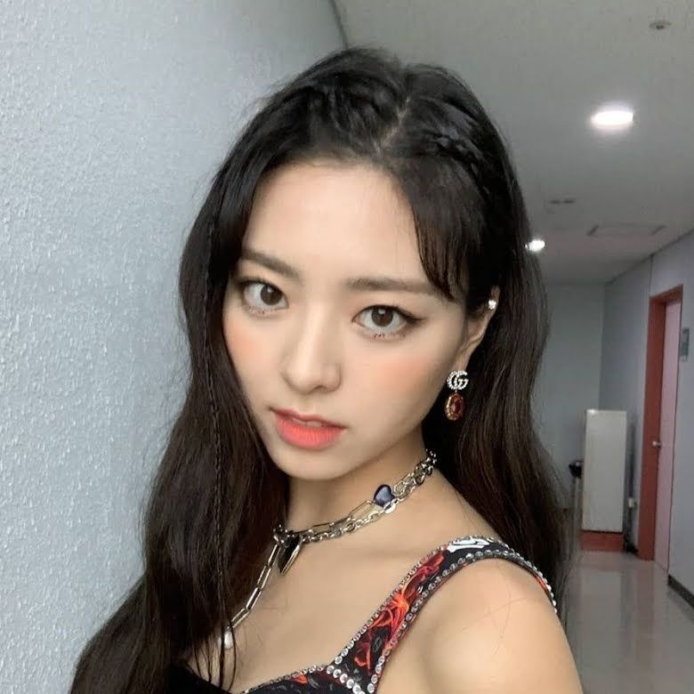 15 Potret Cantik Yuna ITZY yang Visualnya Tampak Seperti Manekin Hidup ...