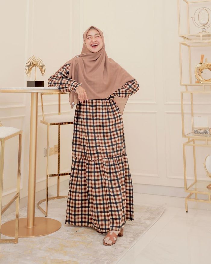 Feminin Banget! Inspirasi OOTD Hijab Stylish ala Youtuber Ria Ricis ...