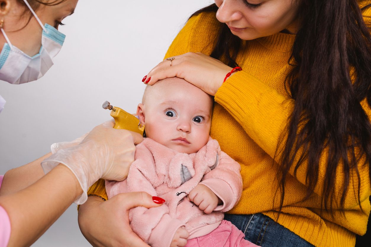 Pertimbangkan 5 Fakta Ini sebelum Tindik Telinga Bayi Perempuan - Parapuan
