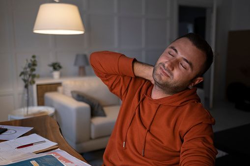 7 Cara Mengatasi Bungkuk di Usia Remaja, Catat Biar Nggak Bungkuk ...