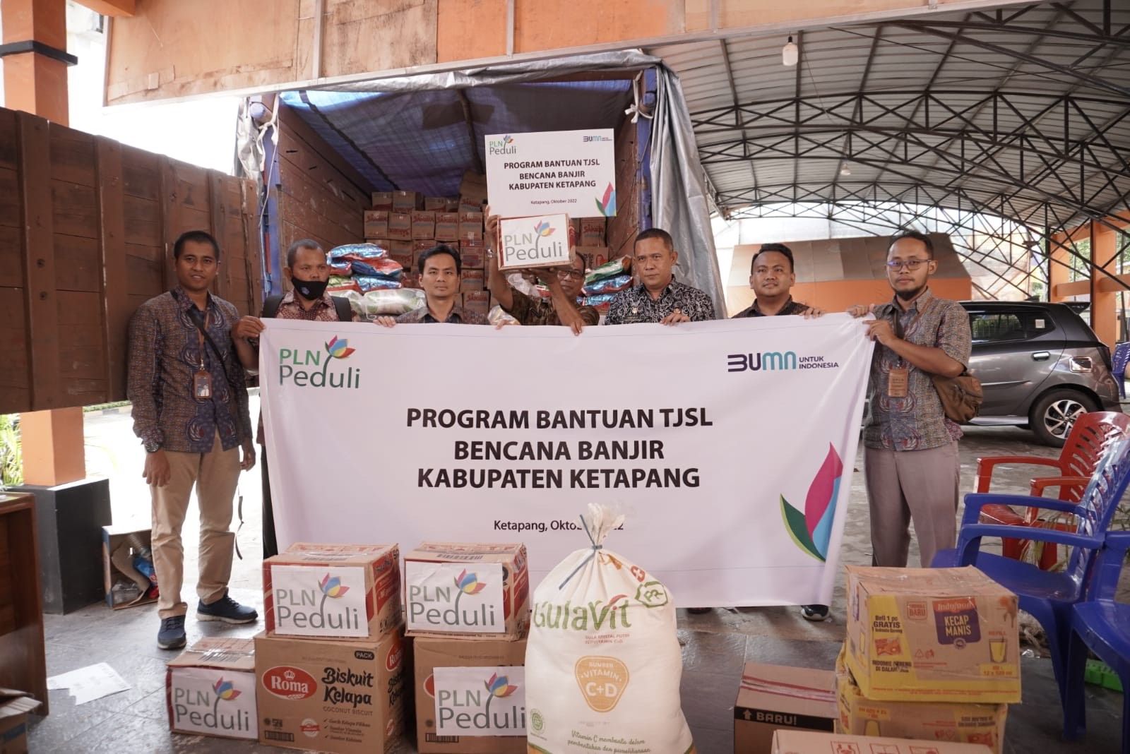 PLN Salurkan 770 Paket Sembako untuk Warga Terdampak Banjir di Ketapang - Sonora.id