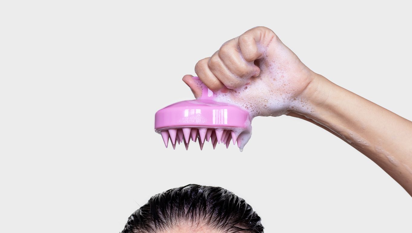 Bisa Bikin Rambut Lebih Sehat, Ini Manfaat Alat Scalp Massager - Parapuan