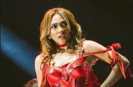 Potret Seksi dan Glamor Marion Jola Manggung di Pestapora, Kenakan Dress Mini Merah Menyala