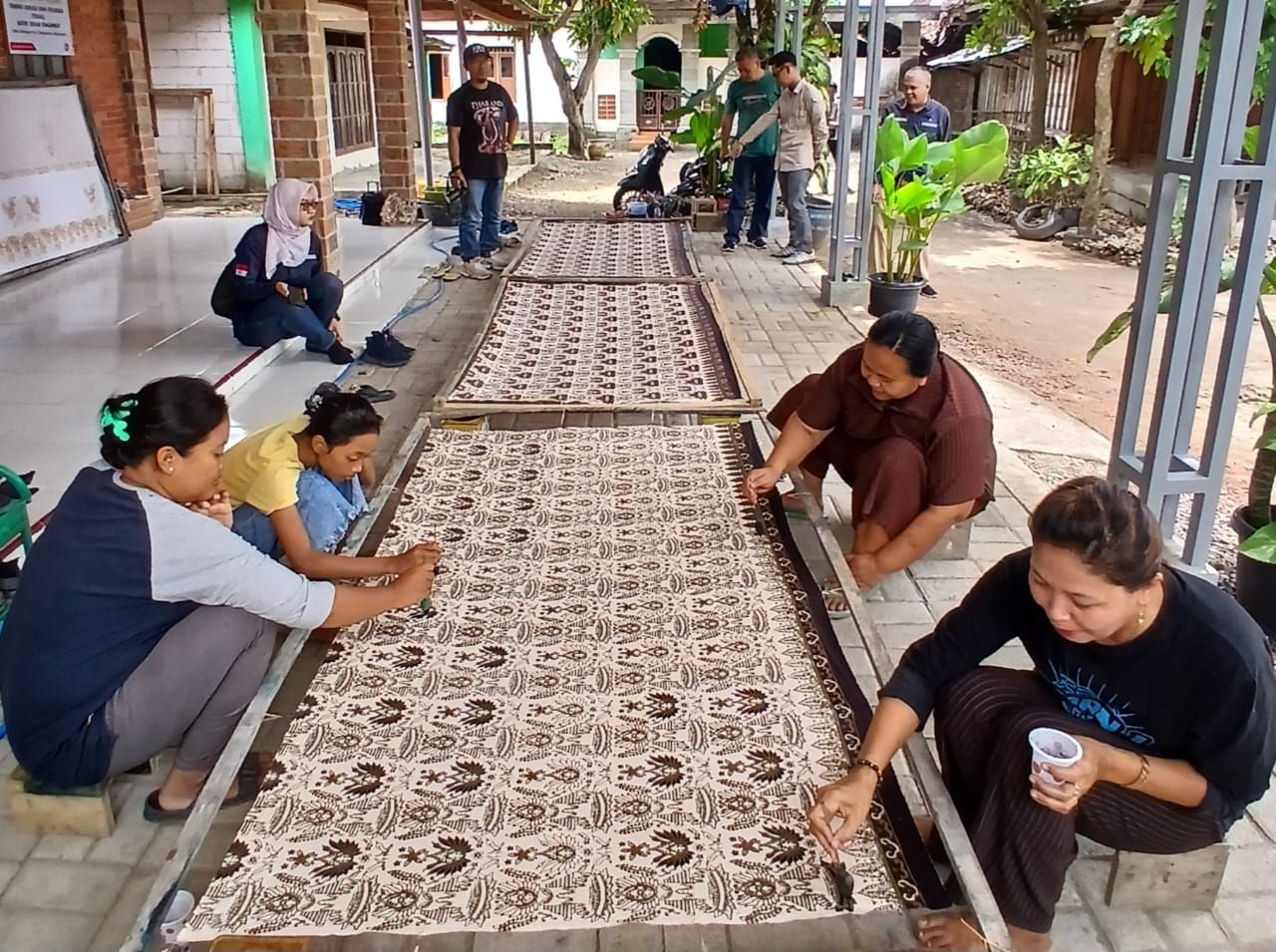 Batik Sekar Rinambat, Jejak Pemberdayaan dari Desa Dolokgede ...