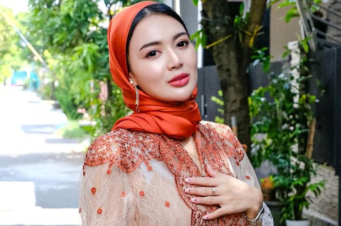 Janda Kembali ke Setelan Pabrik, Wika Salim Pakai Tank Top Motif yang Pancing Komentar - Stylo