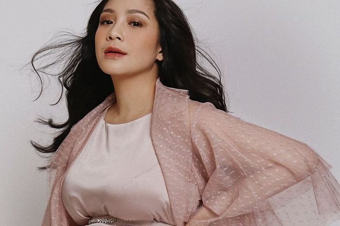 Gaya Rumahan Artis Tajir Sekelas Nagita Slavina Pakai Kaus Oblong Mewah Harga Jutaan Rupiah - Stylo