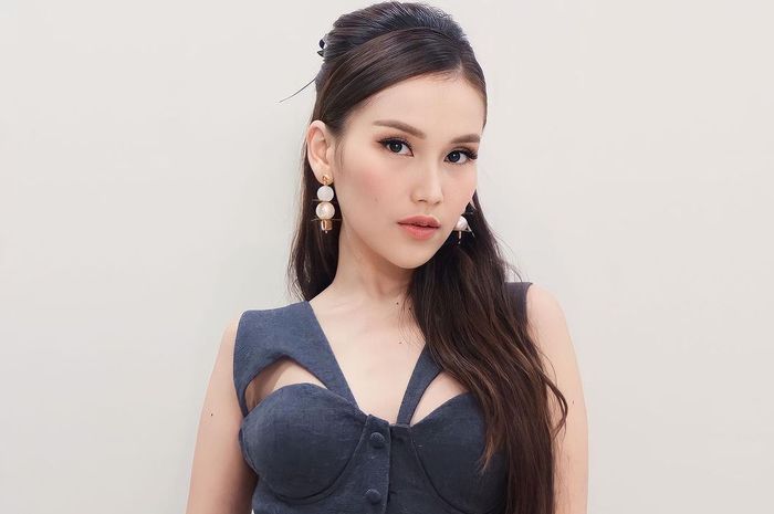 Janda Depok Cuek Cuma Pakai Singlet, Gaya Seksi Ayu Ting Ting Malah ...