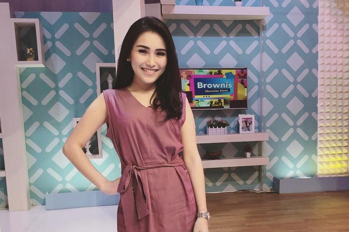 Pakai Rok Mini, Penampilan Seksi Ayu Ting Ting Saat Jadi Tukang Bakso Jadi Sorotan, Netizen ...