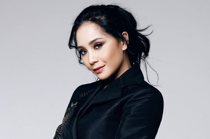 Disebut Mirip Sarung, Lihat Harga Setelan Baju Nagita Slavina yang Jadi Sorotan - Stylo