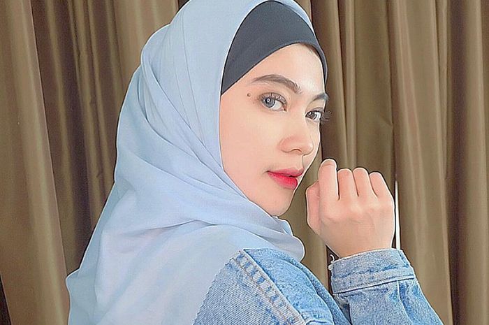 Mantap Hijrah, Intip Gaya Hijab Syar'i Santun ala Indah Dewi Pertiwi