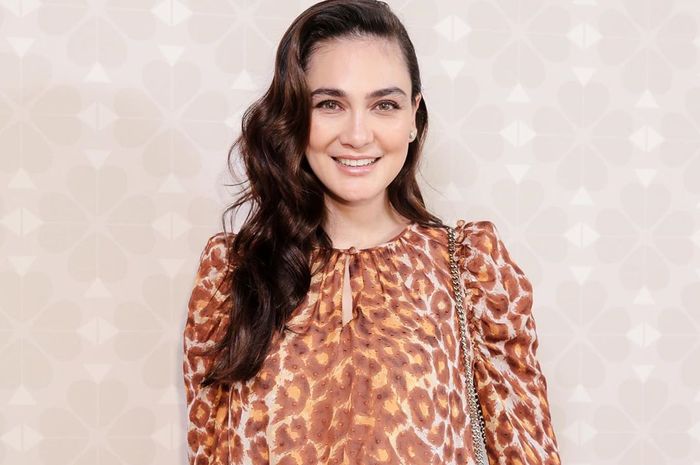 Luna Maya Blak-blakan Bongkar Sosok R yang Mengirim Bunga Cantik, Pacar ... Luna Maya Blak-blakan Bongkar Sosok R yang Mengirim Bunga Cantik, Pacar ...