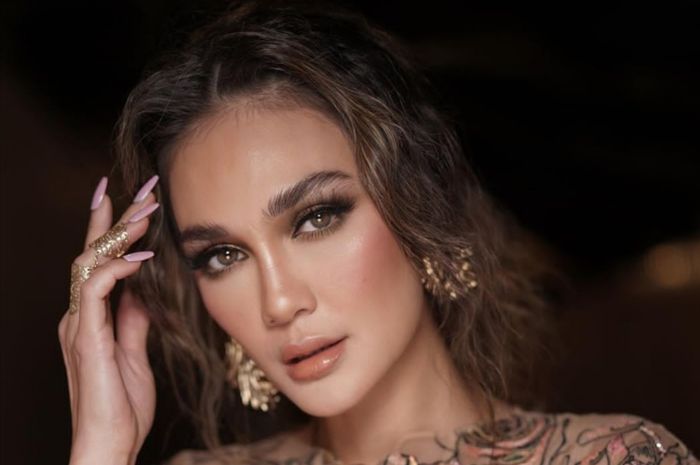 Bule Tapi Ketiaknya Hitam! Luna Maya Panen Komentar Nyinyir Saat Nekat ...
