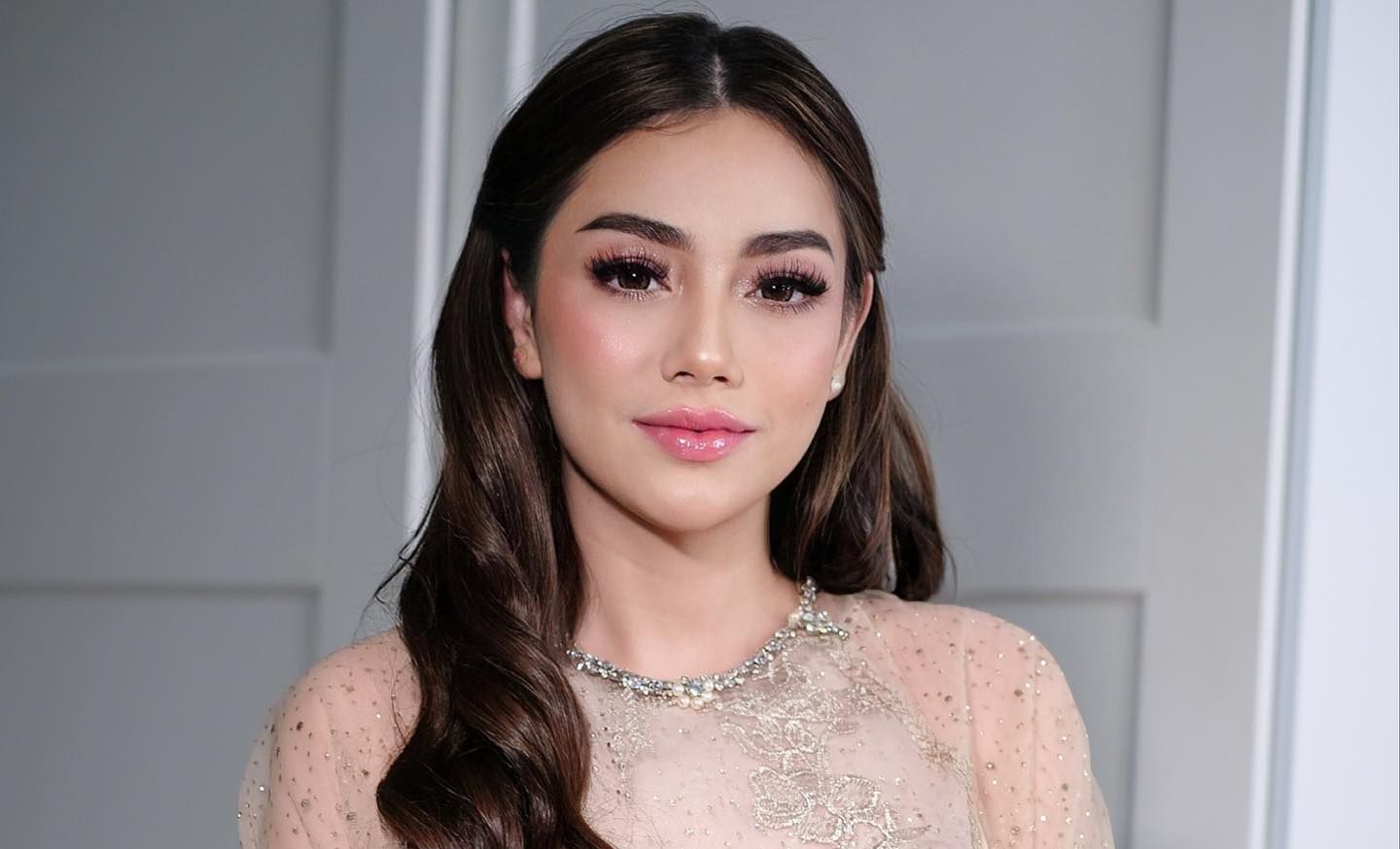 Bak Putri Keraton, Tampilan Cantik Celine Evangelista Pakai Kebaya Jadi ...