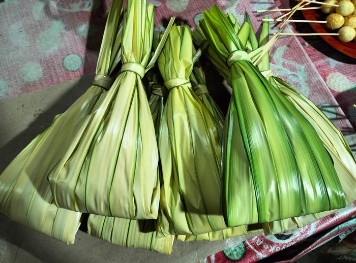 Dibungkus Pakai Daun Woka, Intip Sensasi Nikmat Makan Nasi Kuning ...