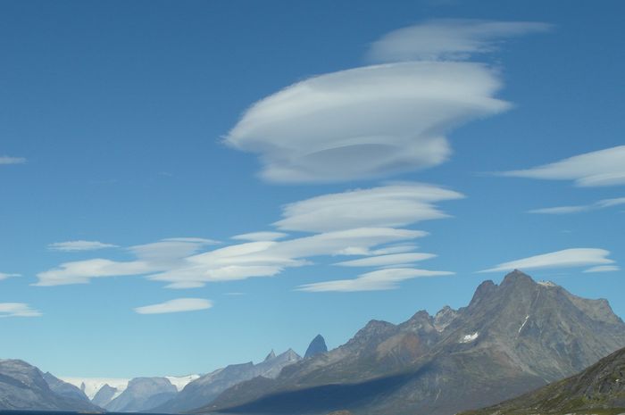 Mengenal Lenticular, Awan Mirip Piring Terbang yang Muncul di ...