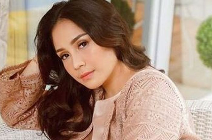 Tunik Bolong-bolong Curi Perhatian Netizen, Gaya Nagita Slavina Lagi-lagi Jadi Perbincangan ...