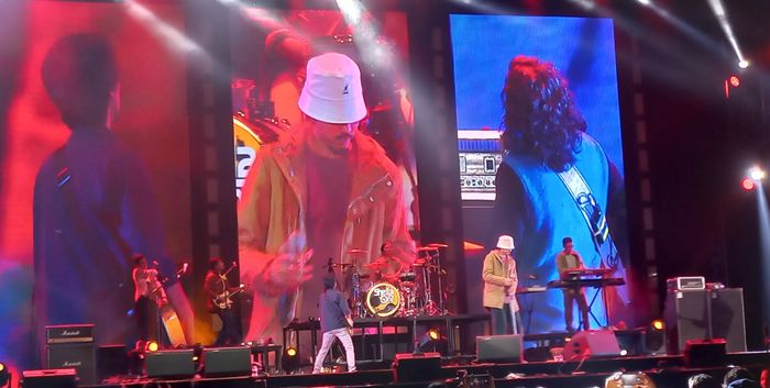 Remaja Putri Pajang Tulisan Harta, Tahta, dan Pak Duta Saat Nonton ...