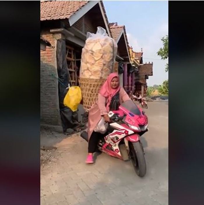 SOSOK Herlina, Emak-emak Dagang Kerupuk Pakai Motor Sport, Dagangan Ludes dalam 1 Jam - Tribun ...