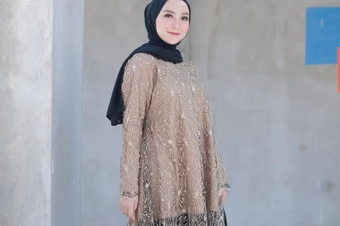 Lebaran Bergaya Elegan, Ini 5 Model Tunik Brokat Anggun nan Mewah ...