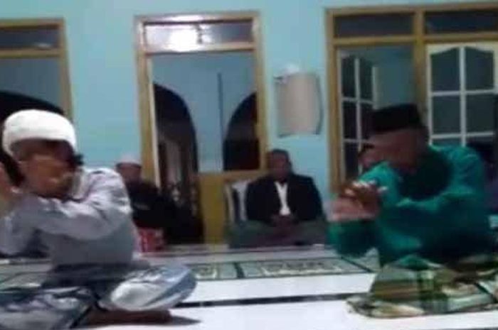Jemaah ini Salat dan Wirid Menghadap ke Timur Sambil Menyilangkan ... Jemaah ini Salat dan Wirid Menghadap ke Timur Sambil Menyilangkan ...