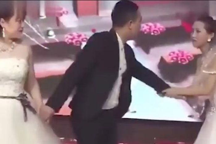Acara Pernikahan Berubah Kacau Setelah Mantan Kekasih Mempelai Pria