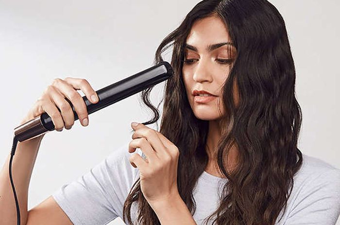 Punya Rambut Ngembang? Coba Tutorial Rambut Curly Ini Biar Makin Badai ...