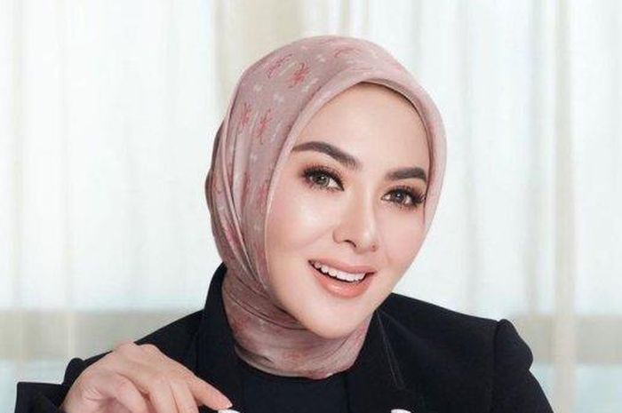 Sepatu Baru jadi Sorotan, Lihat Gaya Syahrini Pakai Barang Bergelimang ... Sepatu Baru jadi Sorotan, Lihat Gaya Syahrini Pakai Barang Bergelimang ...