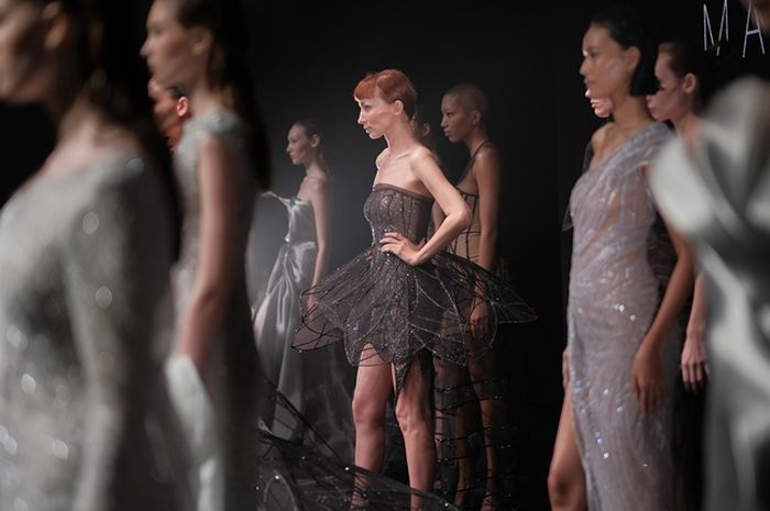 Tren Fashion 2020: Gaun dengan Aksen Drappery dari Desainer Mety Choa ...