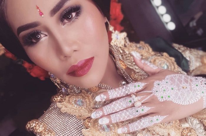 Evi Masamba Bikin Pangling Dalam Upacara Adat Mappacci