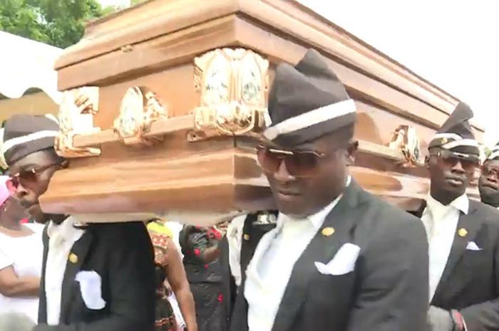 Penari Peti Mati Afrika Ingin Antar Ronaldinho ke Liang Kubur Seperti ...