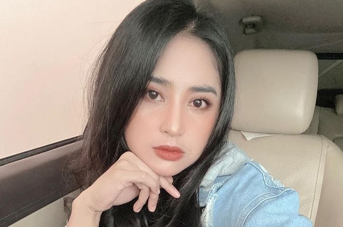 Pede Pakai Baju Ketat Meski Ketiak Basah Kuyup Terlihat Tampilan Super Seksi Dewi Perssik