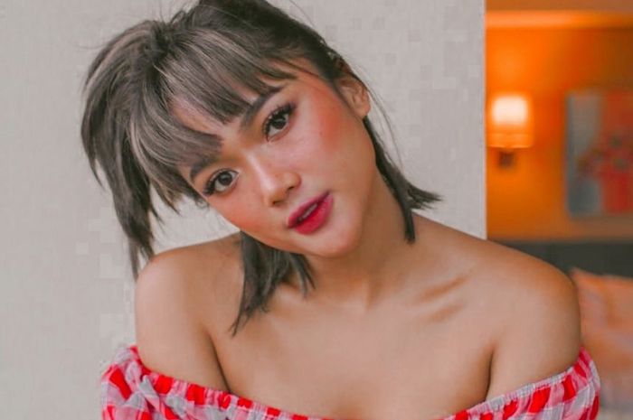 Padukan Jaket Army dengan Dalaman Putih Belahan Dada Rendah, Tampilan Super Seksi Marion Jola ...