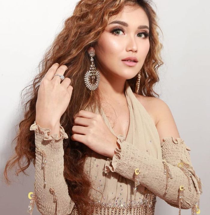 Intip Penampilan Rumahan Ayu Ting Ting saat Bikin Bakpau, Kaus Oblong yang Dipakai Malah Curi ...