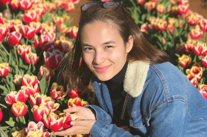 Intip Detail Kebaya dan Kain ala Chelsea Islan saat Memperingati Hari ...
